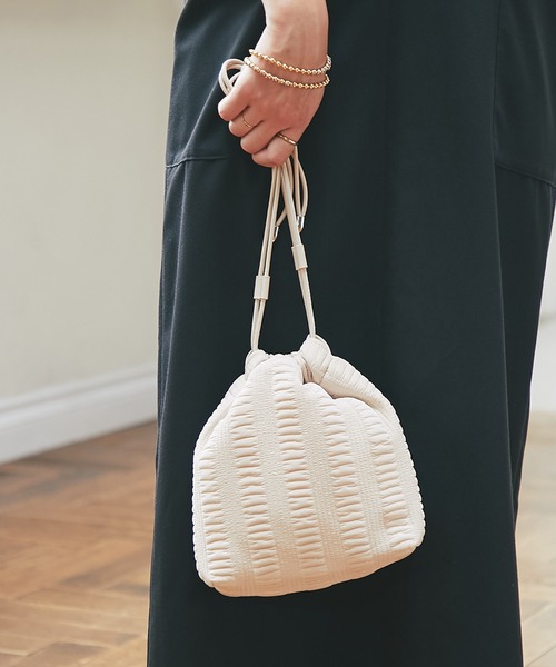 cache cache（カシュ カシュ）の「【cache cache(カシュカシュ)】シャーリング2way巾着ショルダー（ハンドバッグ）」 - WEAR