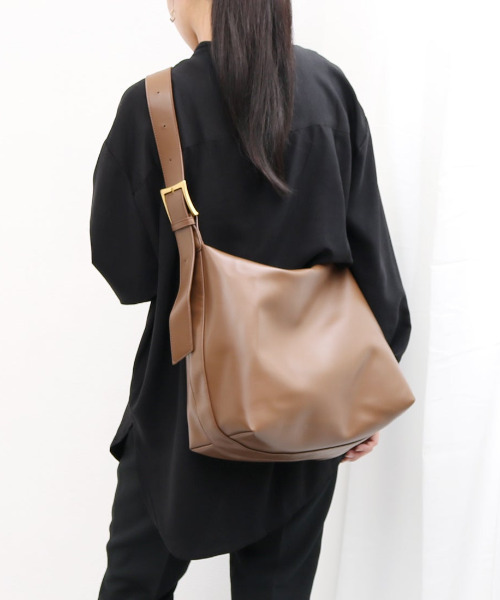 cache cache（カシュ カシュ）の「カシュカシュ cachecache / バックル付きビッグショルダー（ショルダーバッグ）」 - WEAR