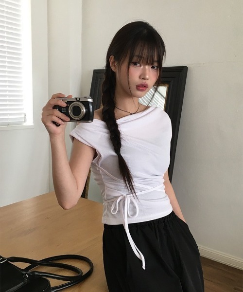 anyonemore（エニワンモア）の「アンバランスネックオフショルダードレープリボンTシャツ（Tシャツ/カットソー）」 - WEAR