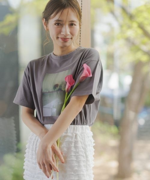 mysty woman（ミスティウーマン）の「【花盛友里さんコラボ】コラボアートフォトTシャツ 121442（Tシャツ/カットソー）」 - WEAR