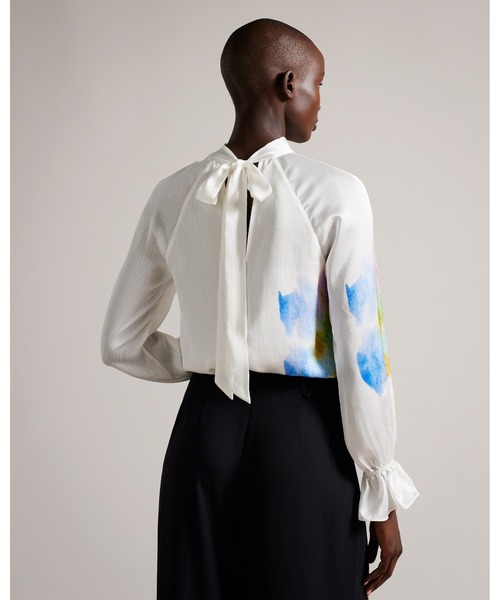 Ted Baker（テッドベーカー）の「KATTYIA フラワープリント ハイネック ブラウス（Tシャツ/カットソー）」 - WEAR