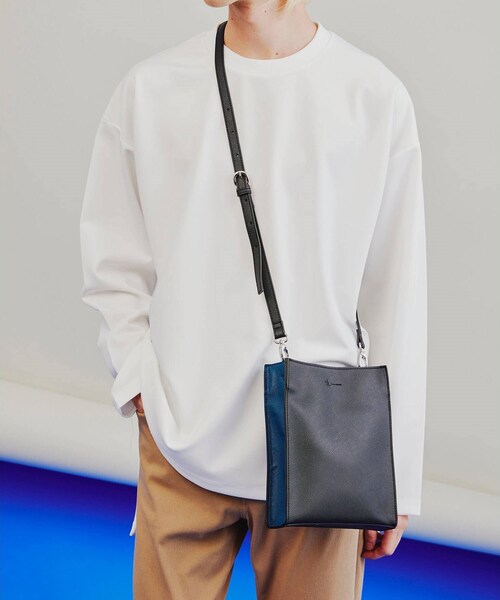 tk.TAKEO KIKUCHI（ティーケータケオキクチ）の「 スクエアボックスショルダーバッグ（ユニセックスアイテム）（ショルダーバッグ）」 - WEAR