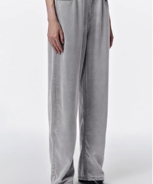 JNBY（ジェーエヌビーワイ）の「Elasticated-waist Straight-leg Tencel Jeans（デニムパンツ）」 - WEAR