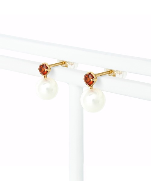 ESTELLE（エステール）の「1月誕生石 K10 イエローゴールド ガーネット ピアス ESTELLE/エステール WEB限定（ピアス（両耳用））」 - WEAR