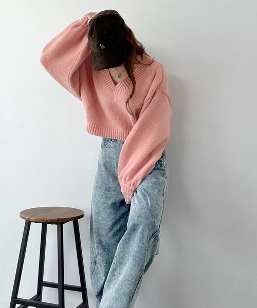 classicalelf（クラシカルエルフ）の「《AYA×クラシカルエルフコラボ》ふんわり可愛く、きらっと上品。プレート付きクロップドローゲージVネックニット（長袖）（ニット/セーター ...