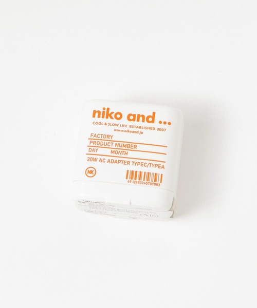 niko and...（ニコアンド）の「オリジナル ニコロゴACアダプタ（C/A20W）（スマホグッズ）」 - WEAR