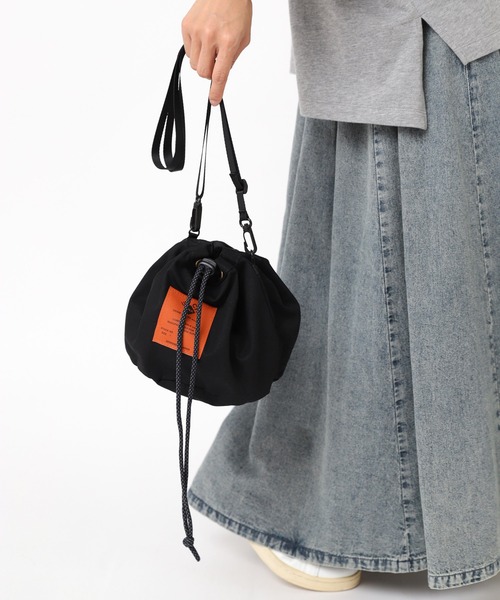 URCH RNA（アーチ アールエヌエー）の「E5043 URCHオニギリサコッシュ（ハンドバッグ）」 - WEAR