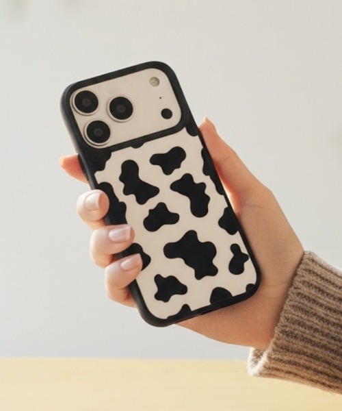 Fun & Daily（ファンアンドデイリー）の「Cow Pattern iPhone Case 15 16 Plus Pro ProMax（スマホケース/カバー）」 - WEAR