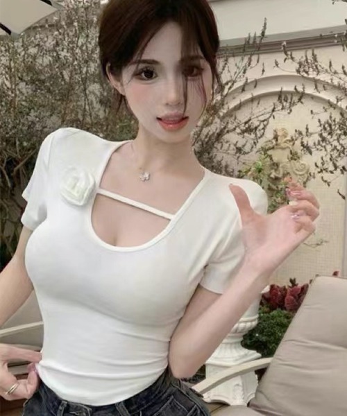 Chiina（チーナ）の「【Chiina】コサージュ付き タイトTシャツ（Tシャツ/カットソー）」 - WEAR