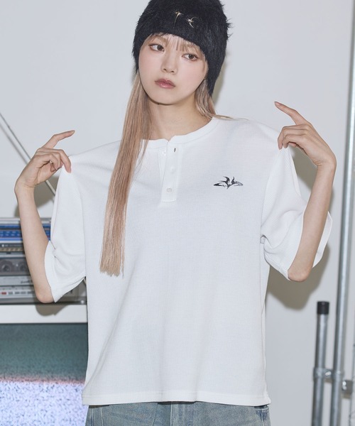 MSG（エムエスジー）の「ドライワッフル刺繍ロゴヘンリーネックハーフスリーブTシャツ サーマル【UNISEX】（Tシャツ/カットソー）」 - WEAR