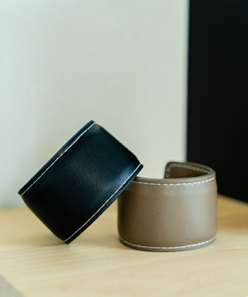 ROOM（-）の「fake leather bangle（バングル/リストバンド）」 - WEAR