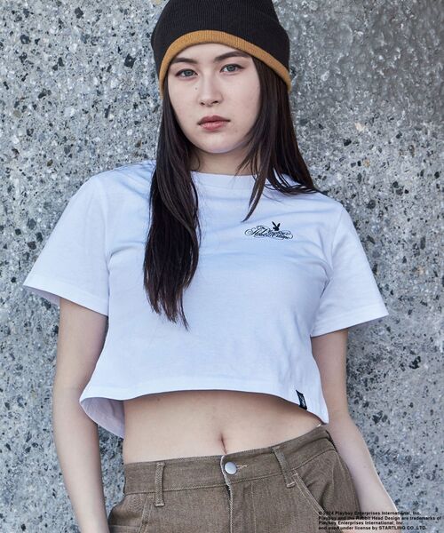 PLAYBOY（プレイボーイ）の「【SEQUENZ】 PLAYBOY BABE TEE / 半袖Tシャツ クルーネック バックプリント ワンポイント ショート丈 短丈 ブランドロゴ ブローク ...