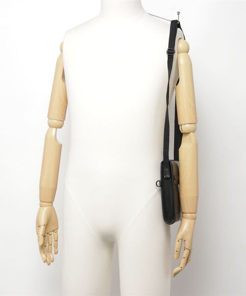 FRED PERRY（フレッドペリー）の「Burnished Leather Pouch（ショルダーバッグ）」 - WEAR