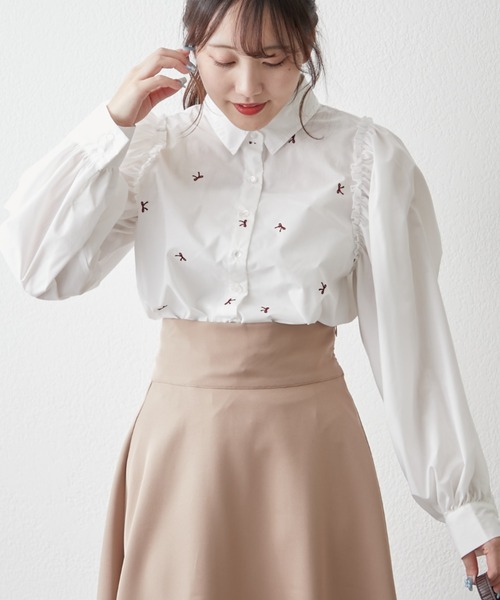 continuer de NICE CLAUP（コンティニューデナイスクラップ）の「リボン刺繍ブラウス（シャツ/ブラウス）」 - WEAR