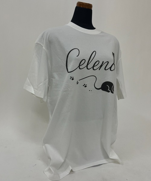 CELENA BEATS（セレナビーツ）の「猫ロゴ グラフィック ロゴ Tシャツ / CELENA ロゴ入り 猫プリント Tee（Tシャツ/カットソー）」 - WEAR
