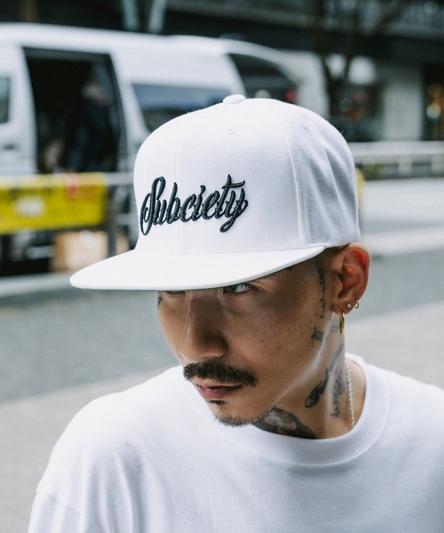 Subciety（サブサエティ）の「SNAP BACK CAP-Script-（キャップ）」 - WEAR