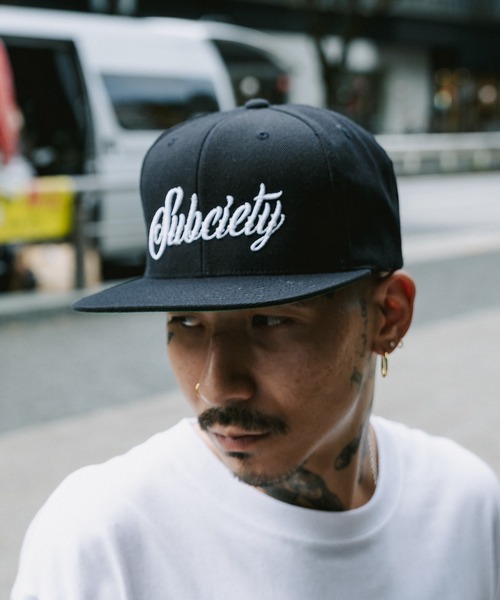 Subciety（サブサエティ）の「SNAP BACK CAP-Script-（キャップ）」 - WEAR
