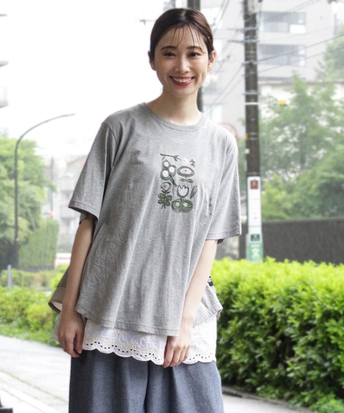 SUPER HAKKA（スーパーハッカ）の「SUPER HAKKA×reiko．matsuno 「おはな」刺繍Tシャツ（Tシャツ/カットソー）」 - WEAR