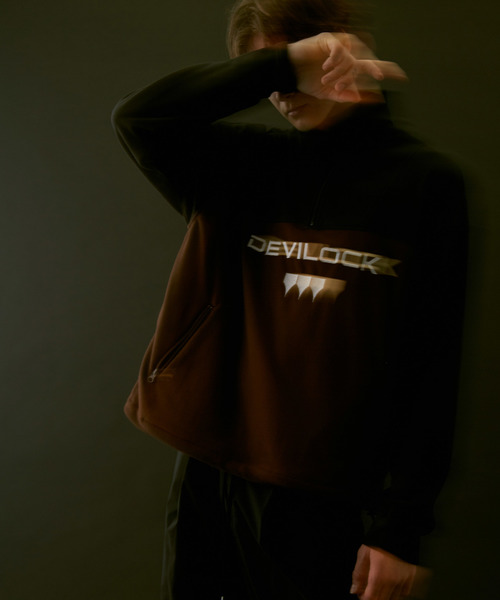 DEVILOCK（デビロック）の「【DEVILOCK】《別注》ビッグシルエット 切替 ロゴ 刺繍 ハーフジップ プルオーバー（スウェット）」 - WEAR