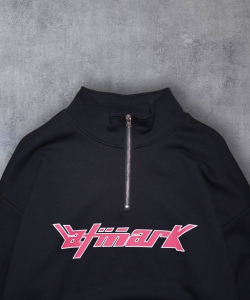 ATMARK（アットマーク）の「《フリーサイズ / UNISEX 》ATMARKフューチャーロゴ ハーフジップ（スウェット）」 - WEAR
