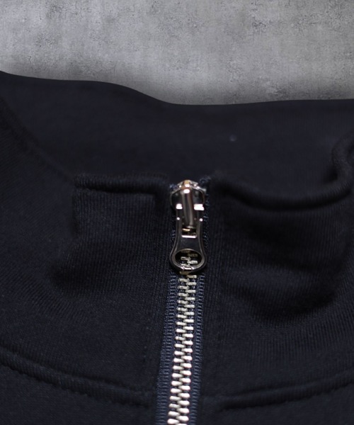 ATMARK（アットマーク）の「《フリーサイズ / UNISEX 》ATMARKフューチャーロゴ ハーフジップ（スウェット）」 - WEAR