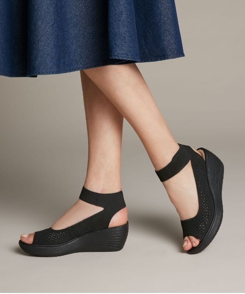 Clarks（クラークス）の「Reedly Jump / リードリージャンプ (ブラックヌバック)（サンダル）」 - WEAR