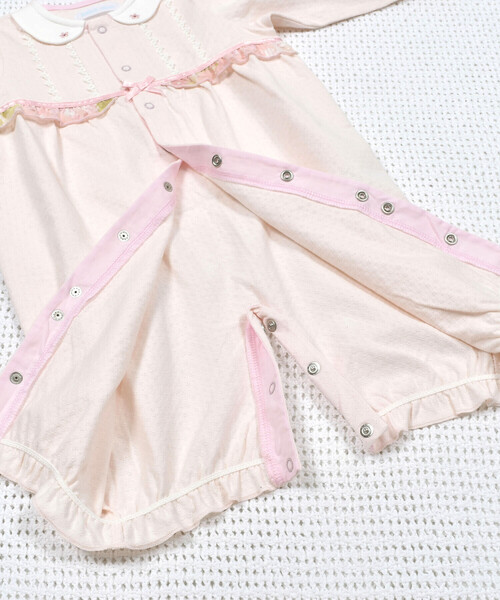 fillot de bebe reduction（フィヨデュベベルダクティオン）の「シフォン花プリントレーシーフリル2WAYオール(50~75cm)（ロンパース）」 - WEAR