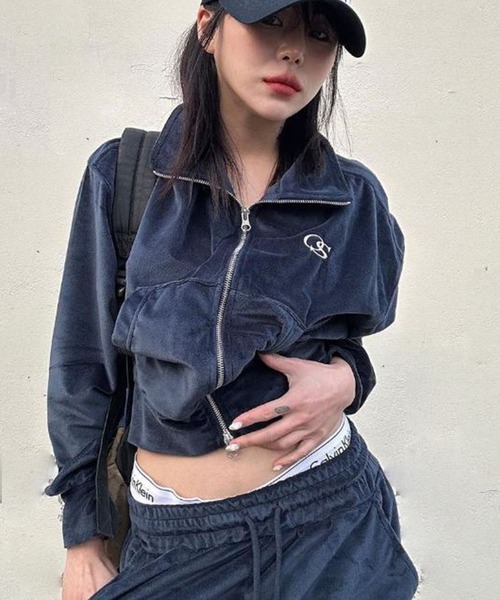 ODD STUDIO（オッドスタジオ）の「OS Logo velour Semi Crop Zip-Up（ジャージ）」 - WEAR