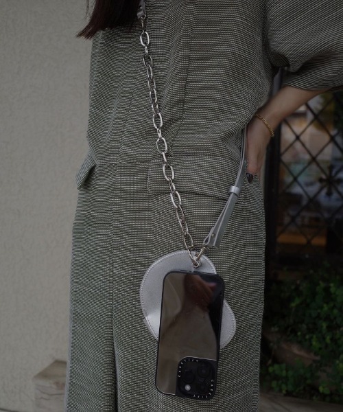 Ameri（アメリ）の「SMART SHOULDER STRAP WITH POUCH（スマホグッズ）」 - WEAR