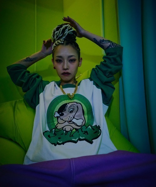 GALFY（ガルフィー）の「【GALFY/ガルフィ】ガルニーチューンズラグランTEE/ ラグランロンT 長袖トップス（Tシャツ/カットソー）」 - WEAR