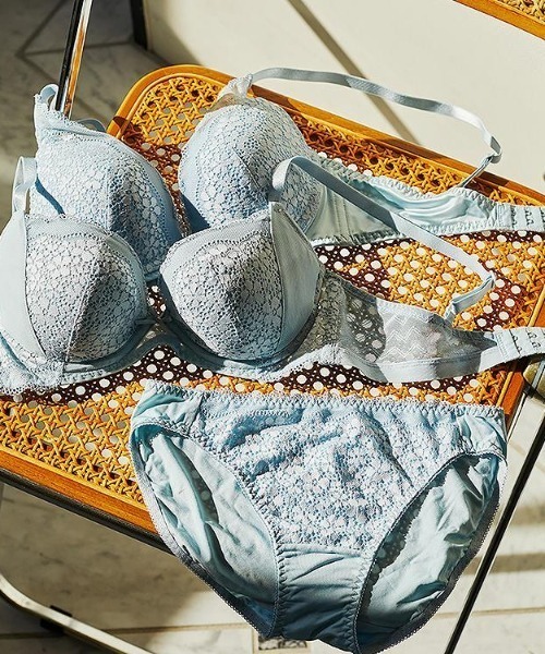 AMOSTYLE BY Triumph（アモスタイルバイトリンプ）の「【ラクしてボリュームアップ】デイジーレース 夢みるブラDeep V ブラ＆ショーツセット【E,Fカップ】AMST1150 ...