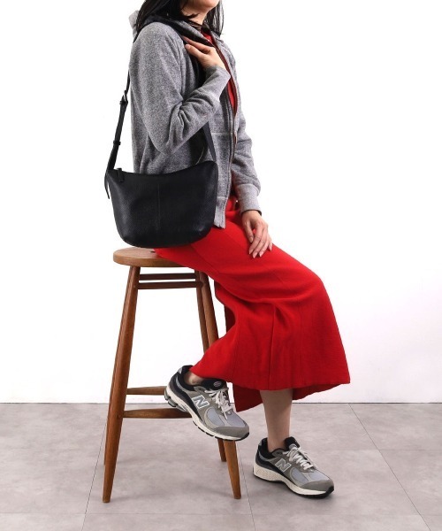 COOCO シュリンクレザーハーフムーンショルダーバッグ（ショルダー