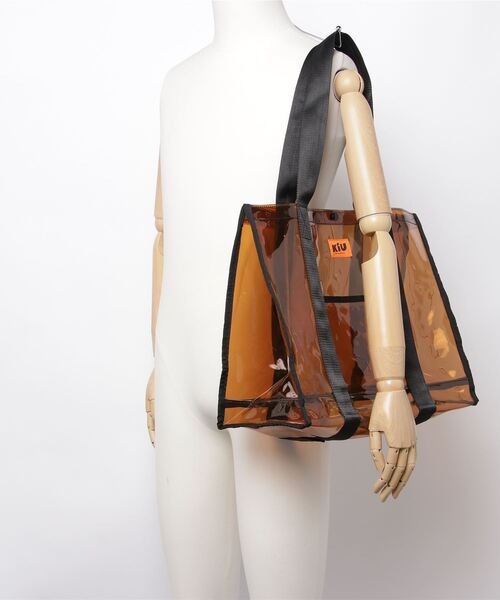 KiU（キウ）の「KiU/キウ PVC クリアバッグ ビッグトートバッグ ブラウン K334-912（トートバッグ）」 - WEAR