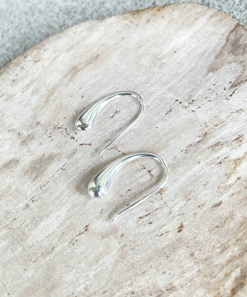 wiwa（ウィワ）の「wiwa:SILVER 925 SMALL HOOK FLAT DROP PIERCE/シルバー925 スモールフック フラット ピアス（ピアス（両耳用））」 - WEAR