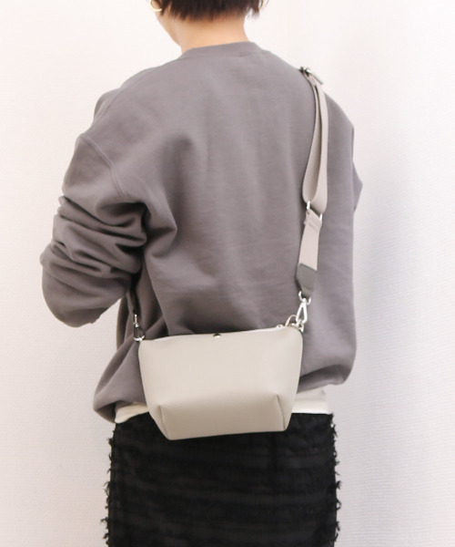 cache cache（カシュ カシュ）の「カシュカシュ cachecache / 舟型シュリンクショルダー（ショルダーバッグ）」 - WEAR