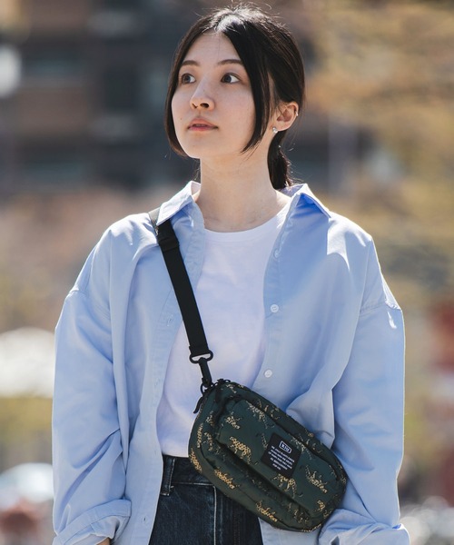 KiU（キウ）の「300D フロントポケット ミニショルダーバッグ（ショルダーバッグ）」 - WEAR