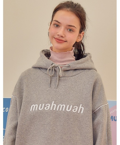 muahmuah（ムーアムーア）の「『muah muah/ムーアムーア』SIGNATURE LOGO LINE NAPPING HOODIE ...