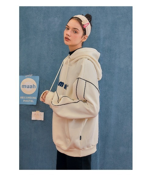 muahmuah（ムーアムーア）の「『muah muah/ムーアムーア』SIGNATURE LOGO LINE NAPPING HOODIE ...