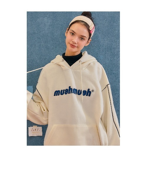 muahmuah（ムーアムーア）の「『muah muah/ムーアムーア』SIGNATURE LOGO LINE NAPPING HOODIE ...