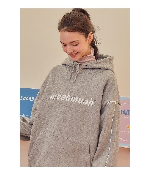muahmuah（ムーアムーア）の「『muah muah/ムーアムーア』SIGNATURE LOGO LINE NAPPING HOODIE ...