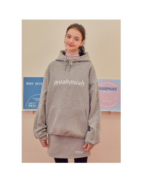 muahmuah（ムーアムーア）の「『muah muah/ムーアムーア』SIGNATURE LOGO LINE NAPPING HOODIE ...