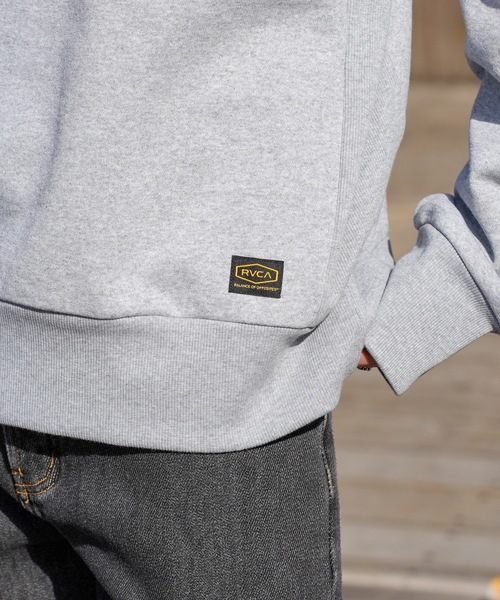 RVCA（ルーカ）の「RVCA メンズ RECESSION CREW トレーナー【2023年冬モデル】/ルーカワンポイントブランドロゴ ...