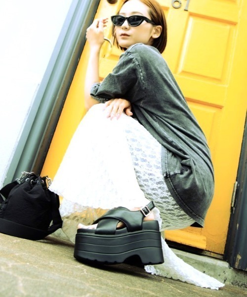 R&E（アールアンドイー）の「【25SS新作】【R&E】パデッドクロスアッパー厚底サンダル（サンダル）」 - WEAR