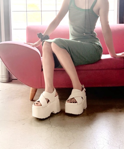 R&E（アールアンドイー）の「【25SS新作】【R&E】パデッドクロスアッパー厚底サンダル（サンダル）」 - WEAR