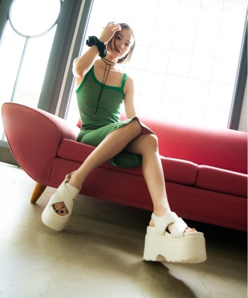 R&E（アールアンドイー）の「【25SS新作】【R&E】パデッドクロスアッパー厚底サンダル（サンダル）」 - WEAR