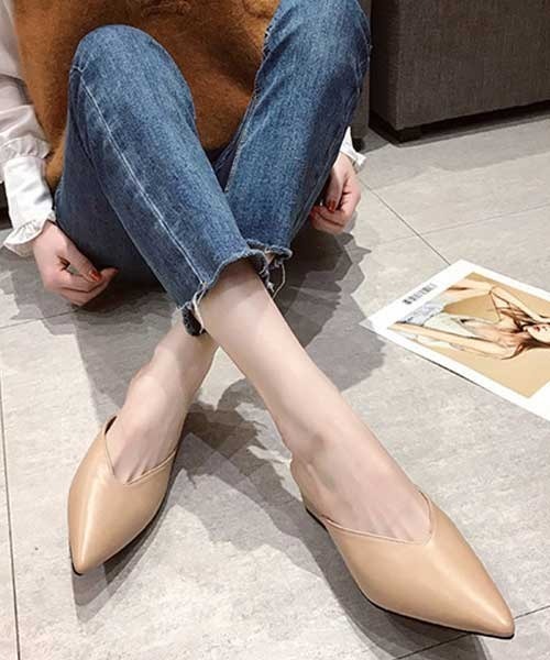 SVEC（シュベック）の「ポインテッド Vカット ミュール サンダル（パンプス）」 - WEAR