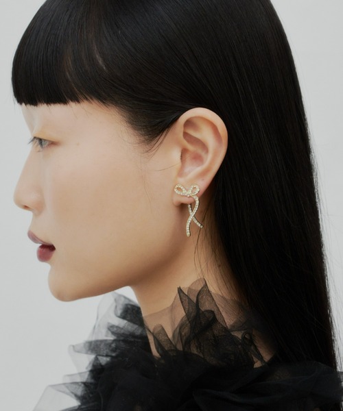 Carmelo（カーメロ）の「クリスタルリボンピアス / Design ribbon pierce（ピアス（両耳用））」 - WEAR