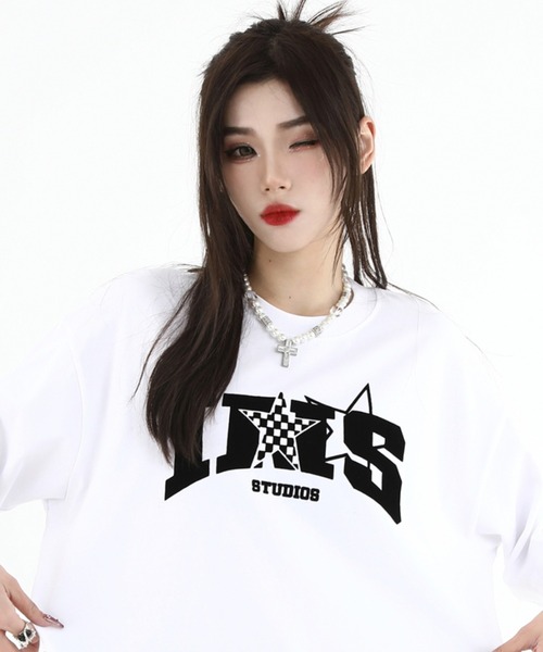 A‘gem 9（エージェムナイン）の「A'GEM/9 × .kom『INSstudios/インスステュディオス』INSスターティーシャツ 半袖カットソー（デニムパンツ）」 - WEAR