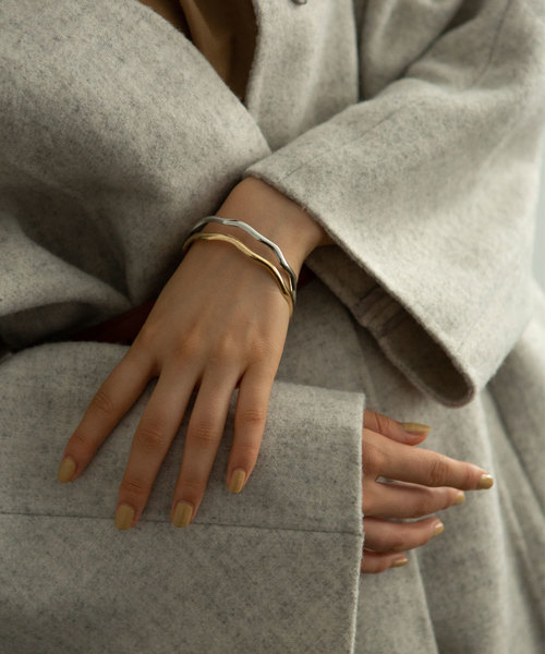 marjour（マージュール）の「SLIM WAVE BANGLE（バングル/リストバンド）」 - WEAR