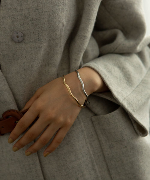 marjour（マージュール）の「SLIM WAVE BANGLE（バングル/リストバンド）」 - WEAR